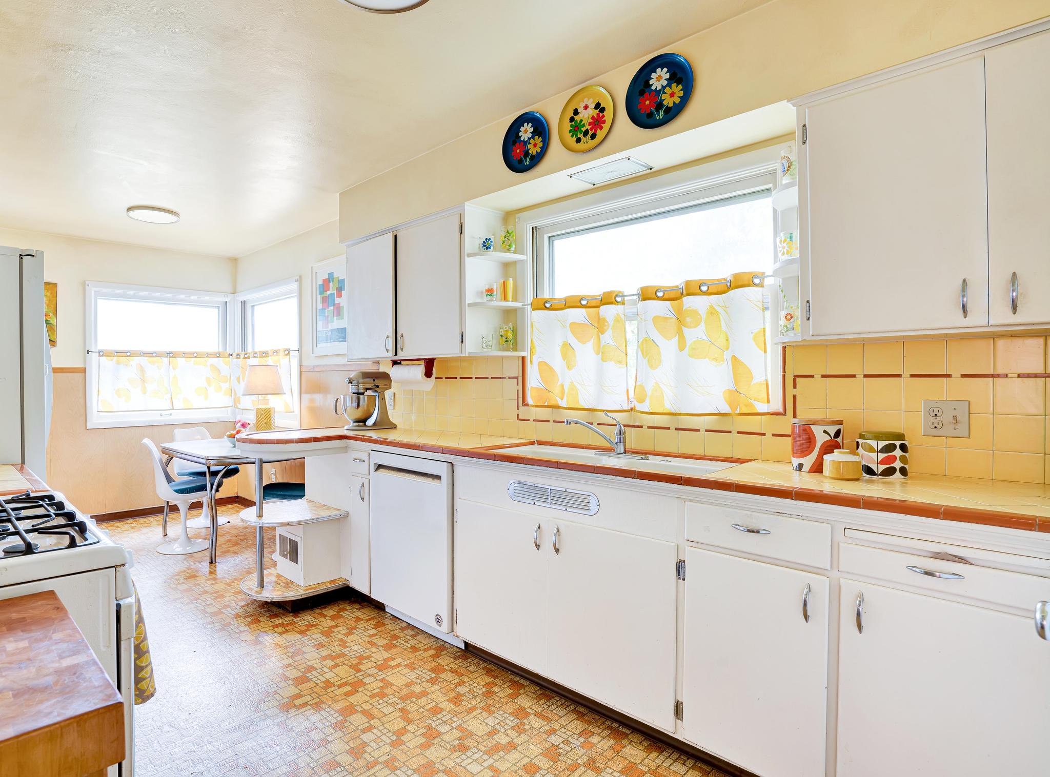 1950 Midcentury/Minimal Traditional - Crafting Your Space